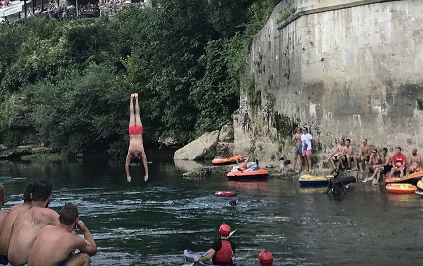 ZAVRŠENI 452. SKOKOVI SA STAROG MOSTA U MOSTARU Lorens Listo 12. put ...