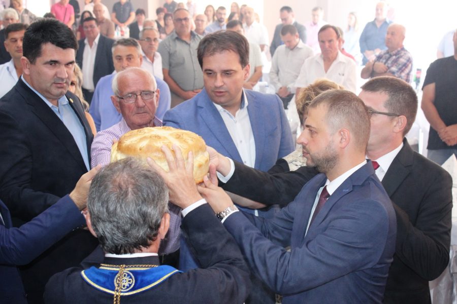 Govedarica na slavi Doma zdravlja Lopare: Primjer kako zdravstvo treba ...