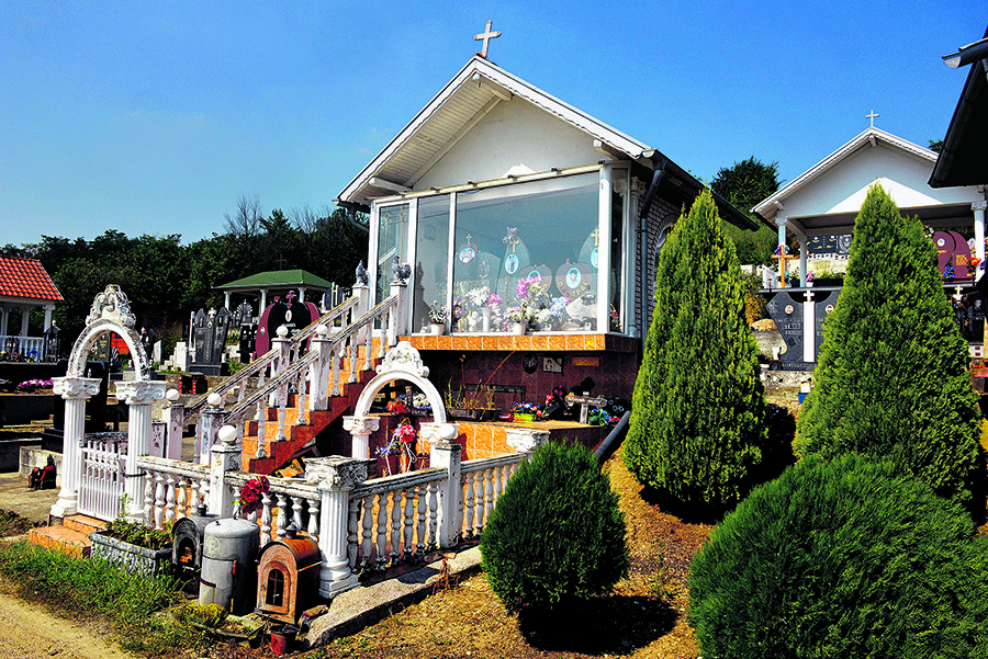 LUKSUZ NA SRPSKI NAČIN Ove grobnice imaju namještaj, televizore ...