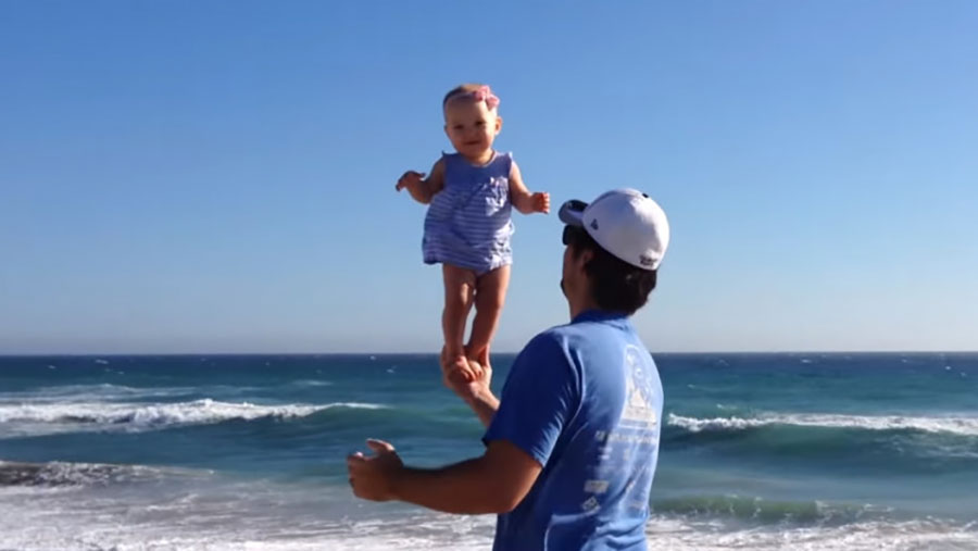 AKROBATA OD SAMO 10 MJESECI Ova beba je glavna atrakcija na plaži ...