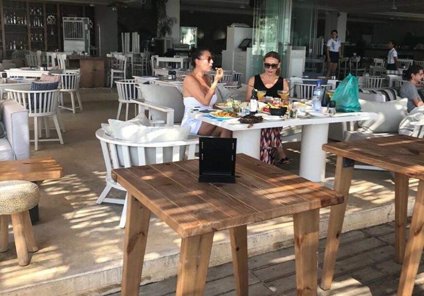 UŽIVANCIJA NA MORU Ceca se potpuno opustila na Kipru, a evo šta je ...