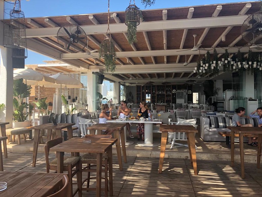 UŽIVANCIJA NA MORU Ceca se potpuno opustila na Kipru, a evo šta je ...