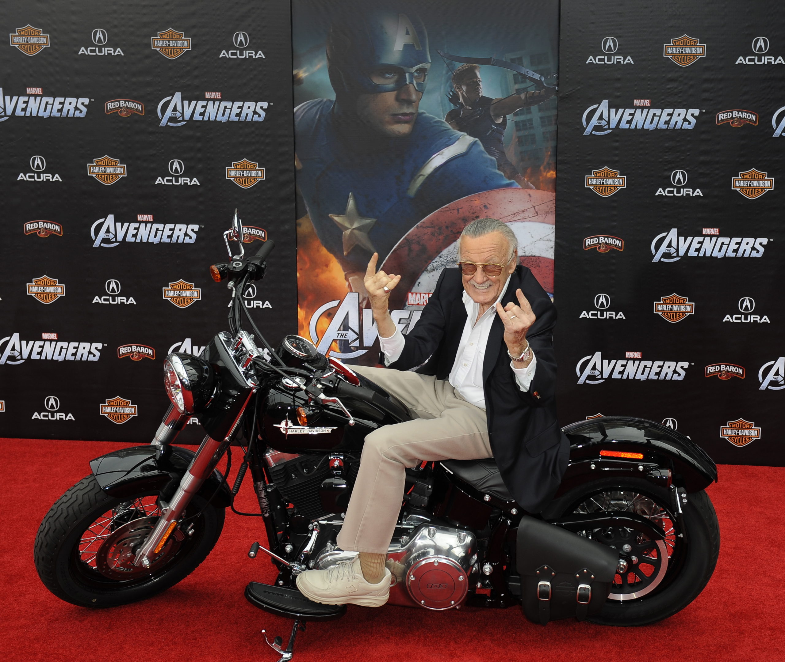MARVELOV SUPERHEROJ Legendarni Sten Li dobija ulicu u Njujorku (VIDEO ...
