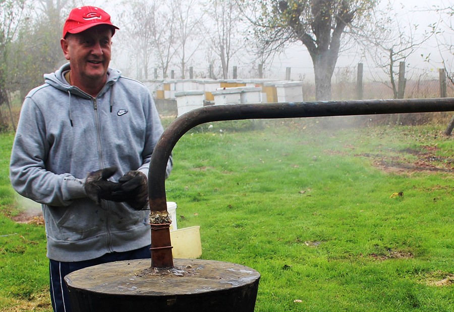 VESELI STROJ STARIJI OD VIJEKA Prvorazredna rakija nastaje u kaznu koji ...