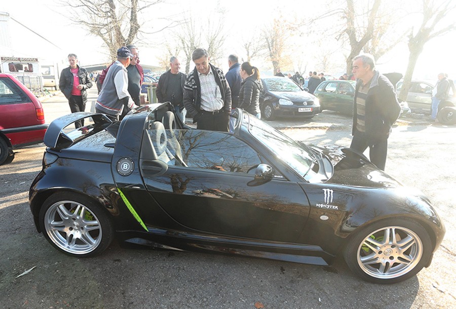 FENOMENI Zašto auto-pijace opstaju i u eri INTERNET PRODAJE: „Audi“ za ...