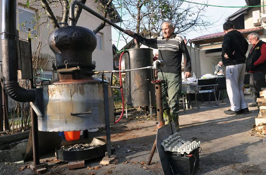 VESELI STROJ PORODICE HAMZIĆ Već desetinama godina TRADICIONALNO PEKU ...