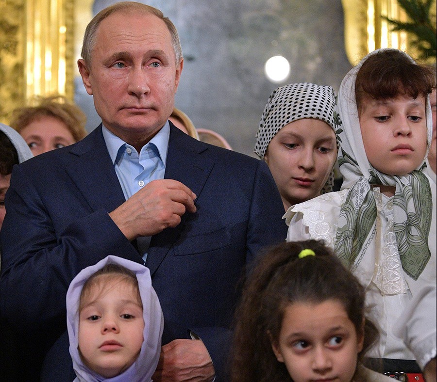 OVAKO PUTIN SLAVI BOŽIĆ Ušao je u crkvu u kojoj je kršten, okružio se ...