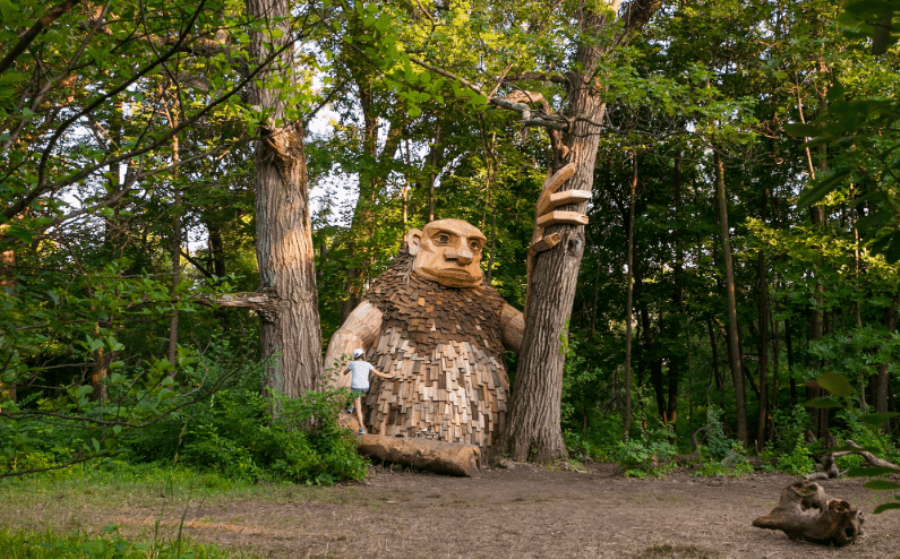 NEOBIČNI NOVI GOSTI Skulpture trolova od recikliranog drveta - Srpskainfo