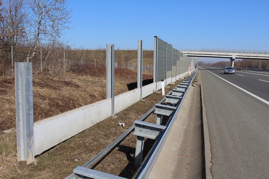 KRAĐA ZVUČNE IZOLACIJE NA AUTOPUTU Panelima pokrivaju kokošinjce i ...