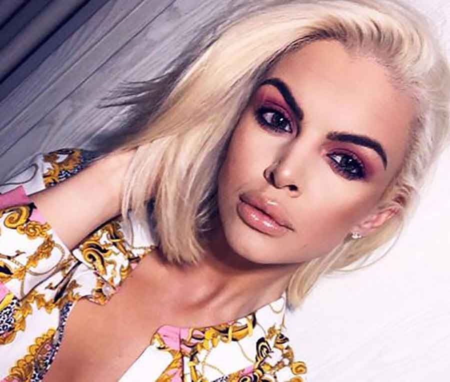 RIALDA PONOVO ZAVODI Fotografijom u donjem vešu pjevačica muškarcima ...