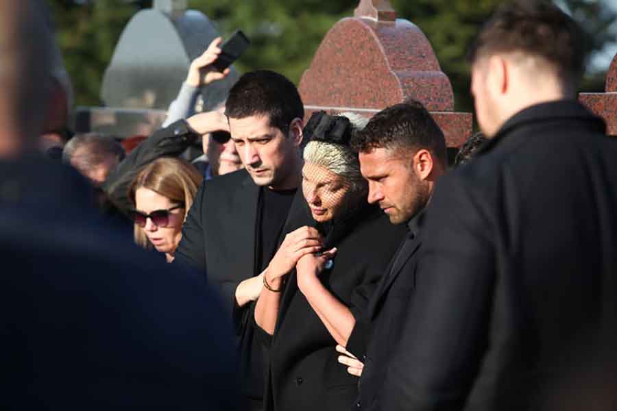 “KAKO TAKVA ŽENA MOŽE DA NAPUSTI SVIJET” Potresne riječi na sahrani Divne Karleuše - Srpskainfo