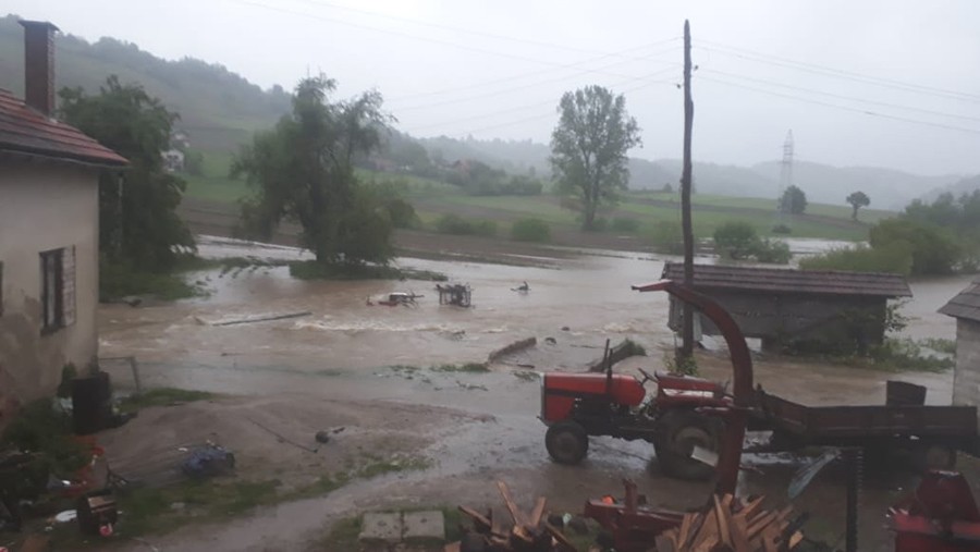 POPLAVE PRIJETE DA UGROZE DOMAĆINSTVA Iz korita se izlile Una, Sana ...