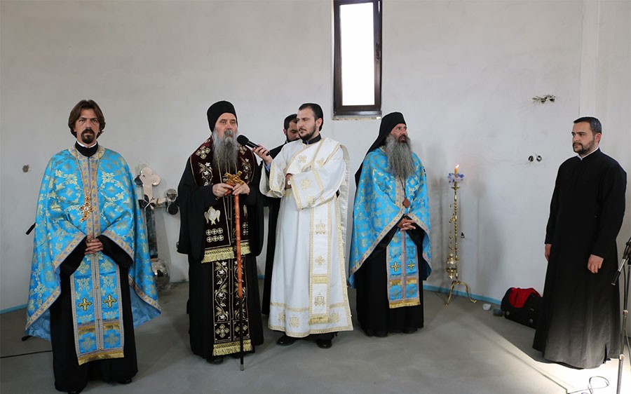 Episkop Fotije osveštao krtove na Staroj crkvi u Srpskoj Varoši kod ...