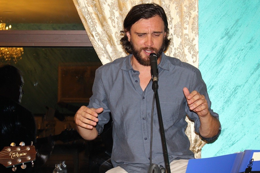 Kabare Zlatna Vidovića na sceni “Karpe Diem“ u Gradiški: Pjesmom ...