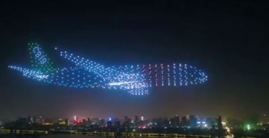 PRIZOR KOJI FASCINIRA Pogledajte kako izgleda kada 800 dronova formira ...