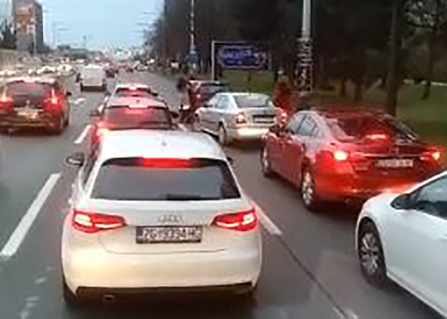 INCIDENT NA CESTI Potukle se dvije žene i napravile HAOS U SAOBRAĆAJU ... INCIDENT NA CESTI Potukle se dvije žene i napravile HAOS U SAOBRAĆAJU ...