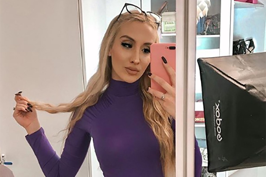 "KAKVA MAČKA" Sestra poznate jutjuberke u MINIJATURNOM ŠORTSU napravila ...