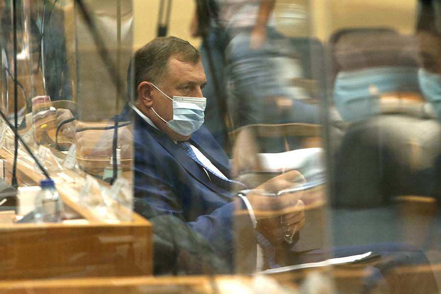 SVI TREBA JEDNAKO DA SNOSE TERET KRIZE Dodik: Plate narodnih poslanika ...