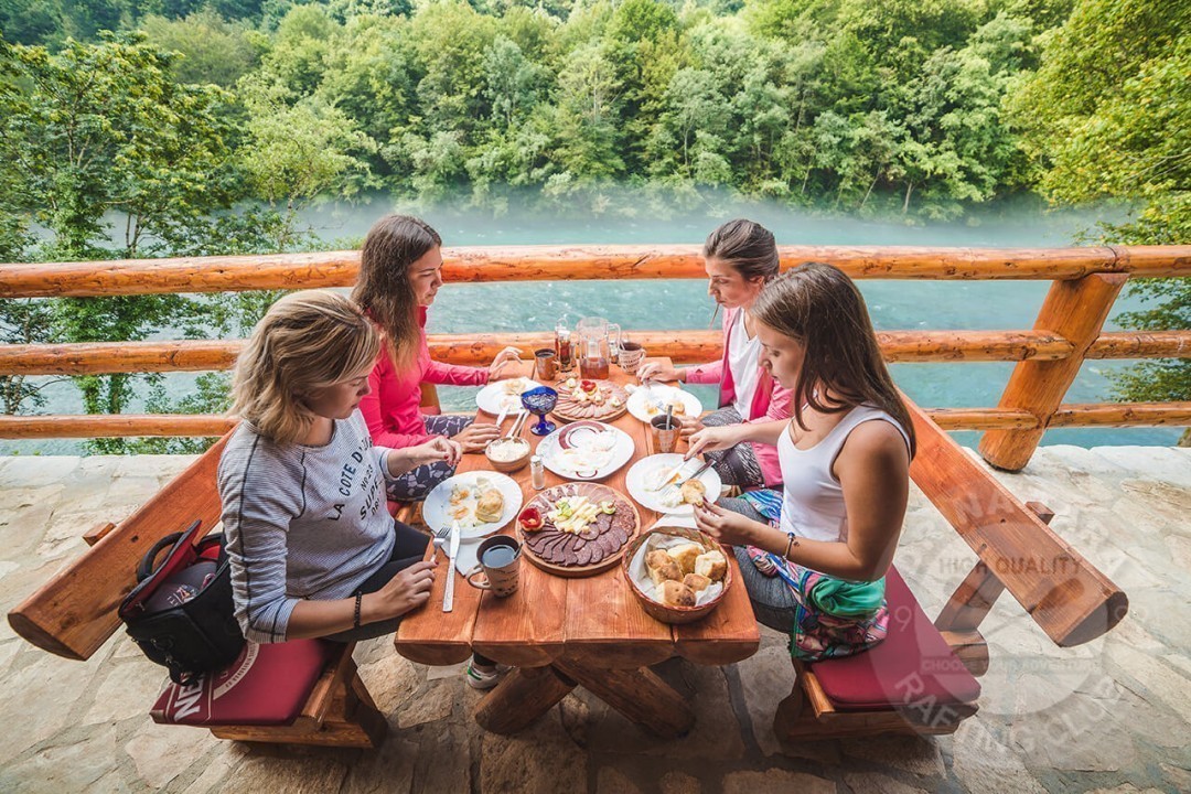 BAKINE PITE, GLAMUROZNI KAMPOVI I PARTIZANSKI SPOMENICI Stručnjaci ...