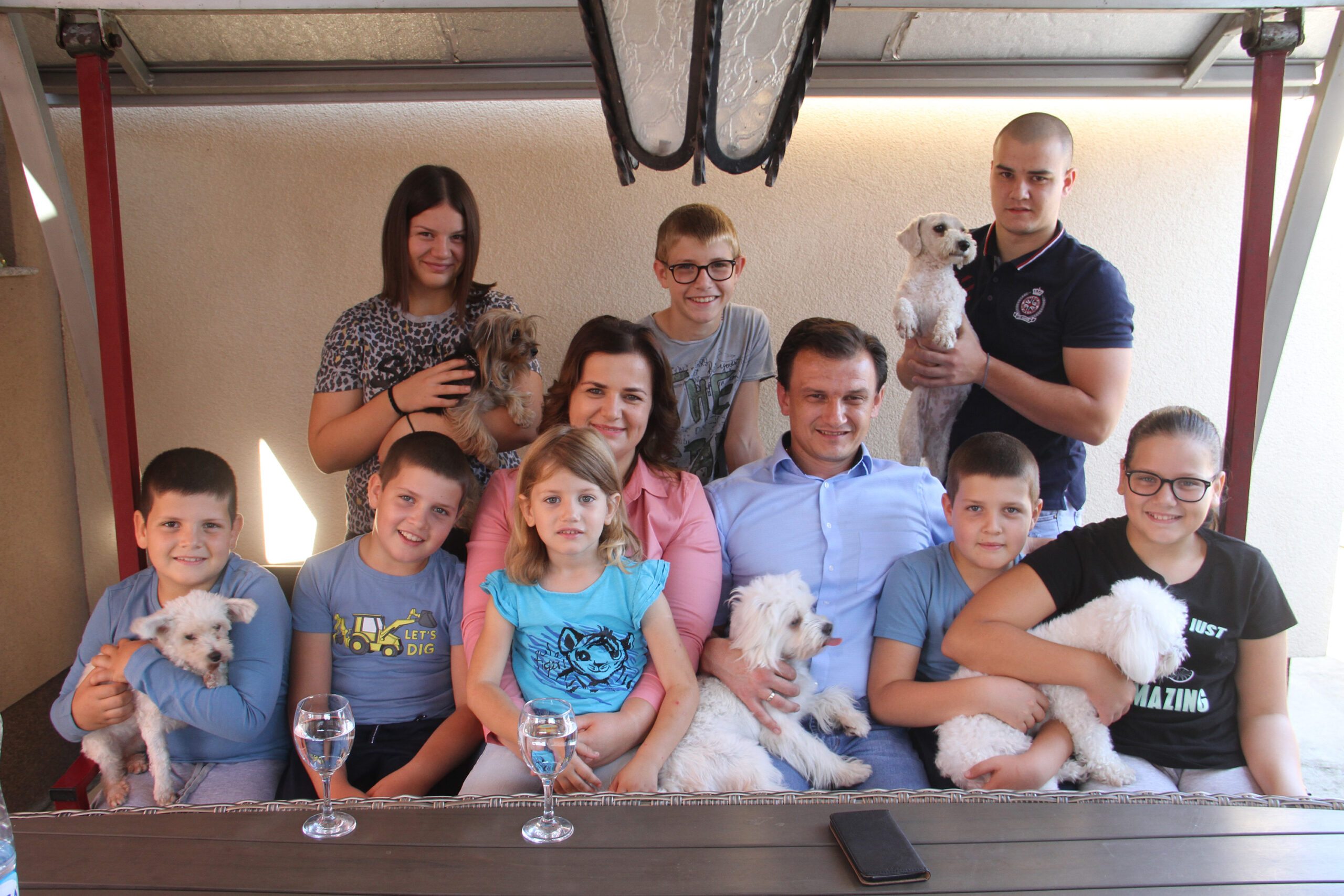 "U NAŠOJ KUĆI JE SVAKI DAN SLAVA" Desetočlana porodica Savković plijeni ...