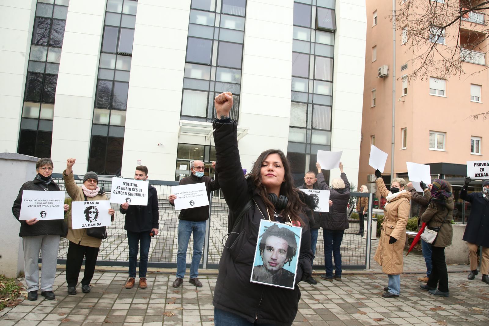 TRANSPARENTI I UZVICI "PRAVDA ZA DAVIDA I DŽENANA" Protest ispred ...
