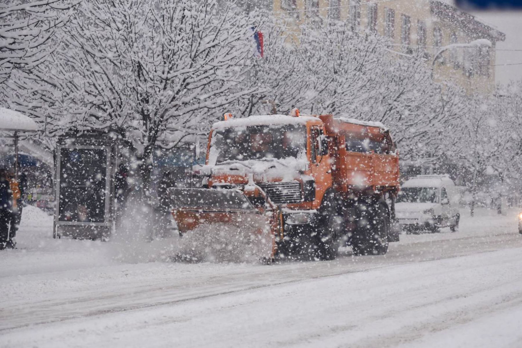 BIJELI POKRIVAČ NAPRAVIO PROBLEME Snježne padavine brže od grtalica ...