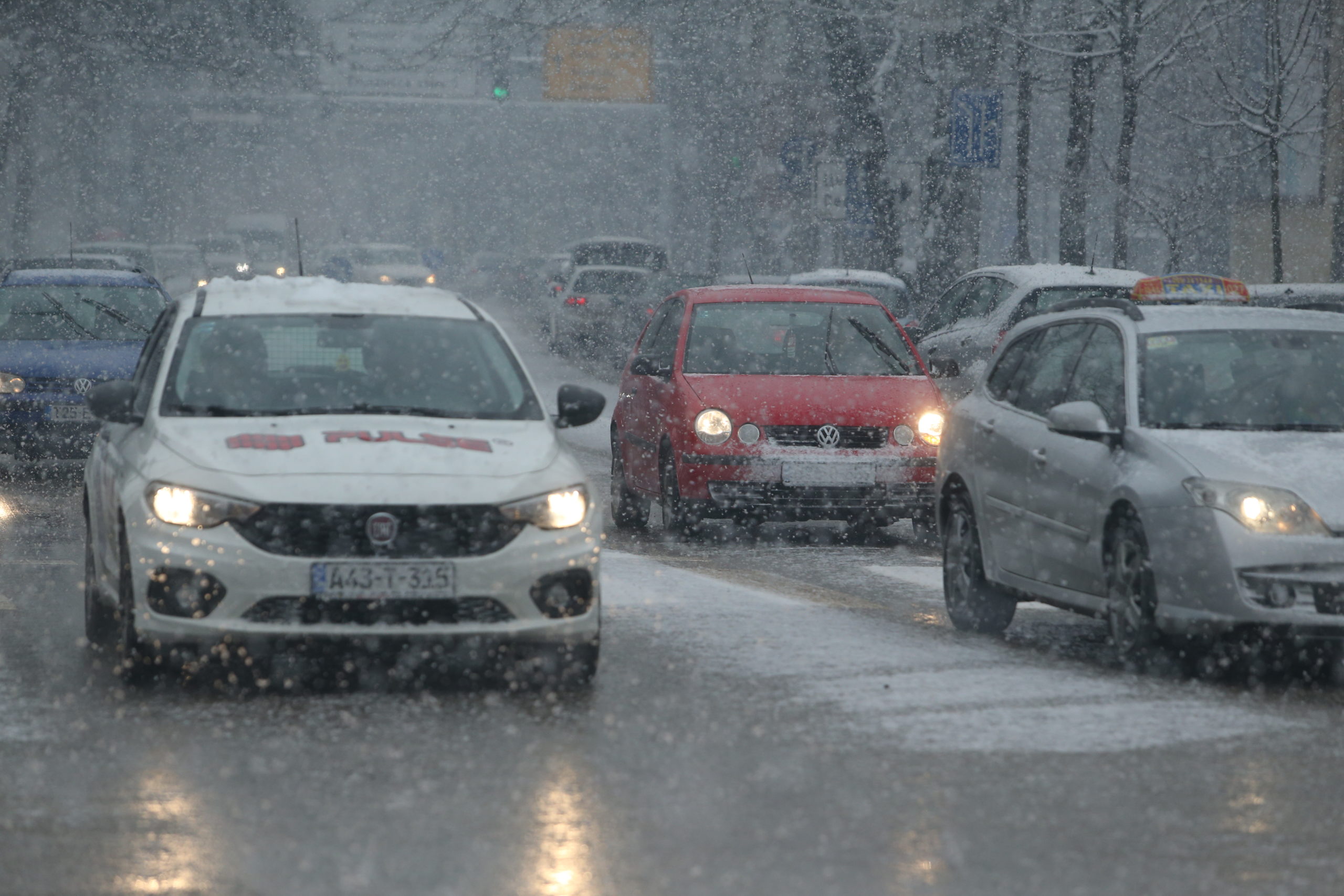 JEZIV PRIZOR Vozač nije očistio snijeg sa krova automobila, pa u ... JEZIV PRIZOR Vozač nije očistio snijeg sa krova automobila, pa u ...