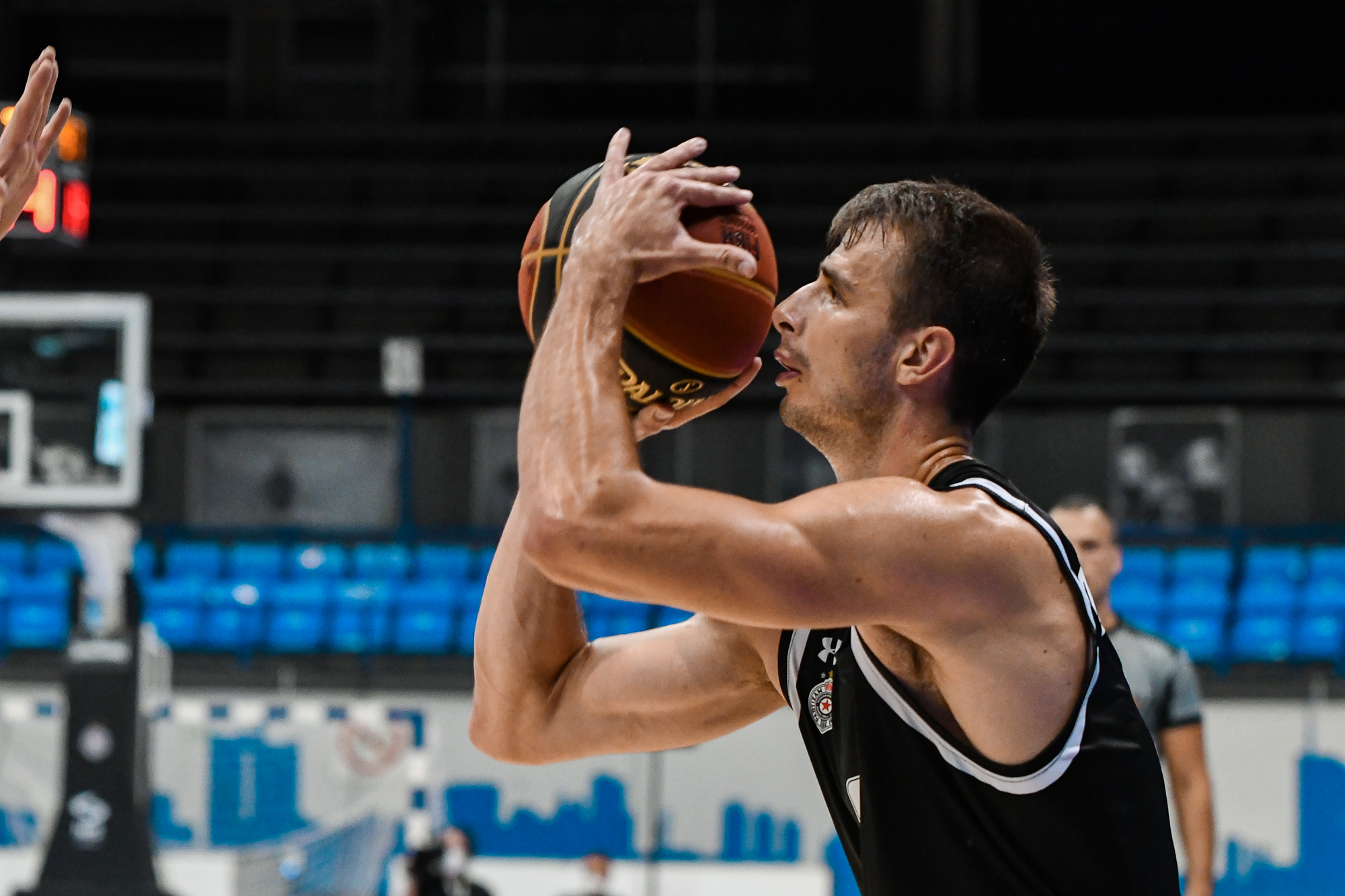 HIT REAKCIJA DANGUBIĆA Košarkaš Partizana zaboravio za koga igra (VIDEO ...