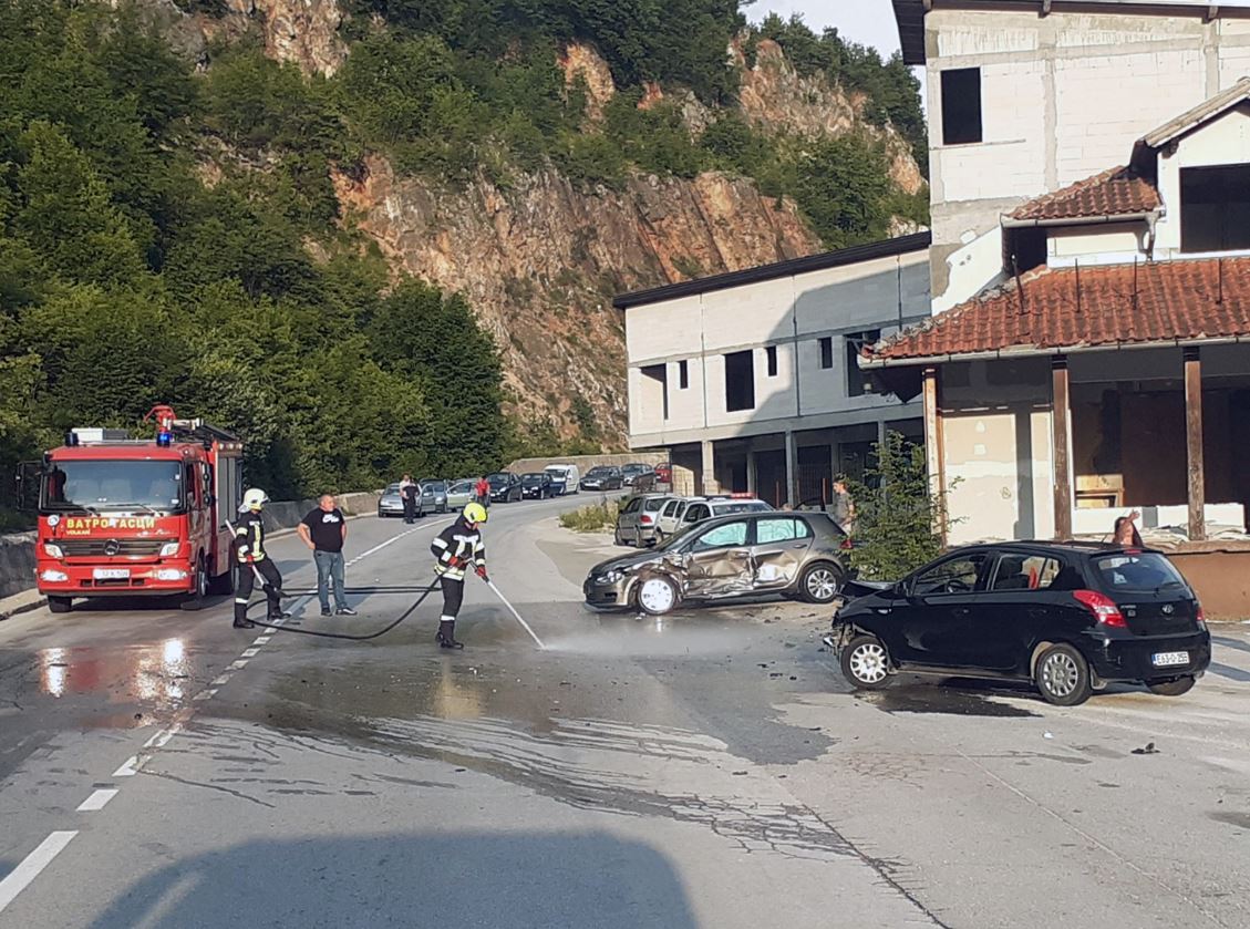 Vatrogasci uklonili krhotine automobila: Sudar dva vozila na magistralnom putu Sarajevo - Pale ...