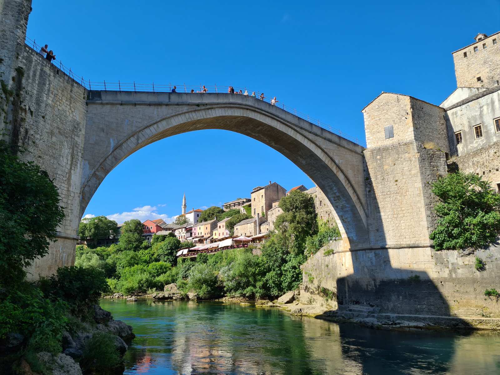 ULICE MOSTARA PUSTE Živa u termometru se ispod Starog mosta popela na ...