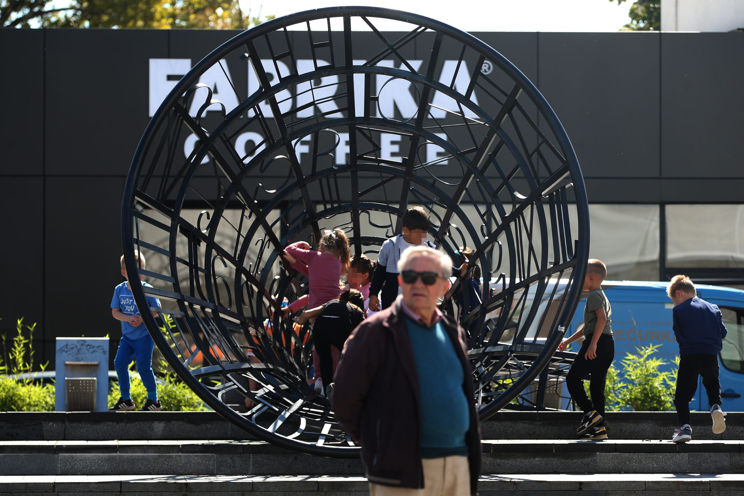 Simbol slobode govora na kojem VLADA TIŠINA: Govornica na Trgu Krajine ...