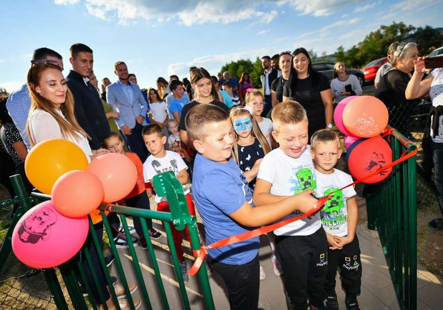 UZ BALONE, SLATKIŠE I OSMJEHE Mališani otvorili svoje prvo igralište u ...