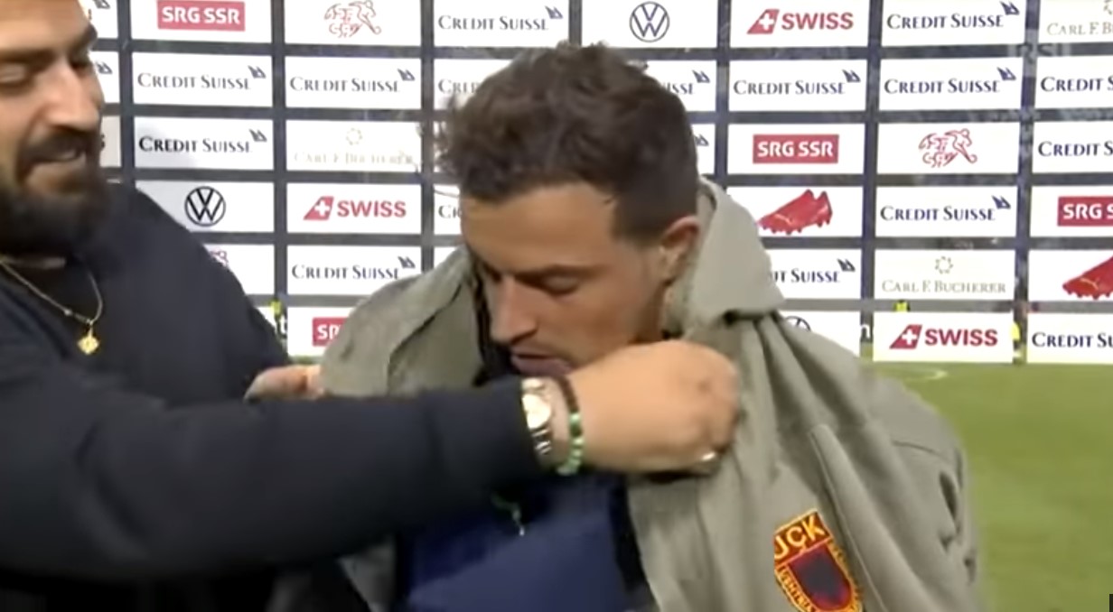 SKANDAL Šaćirija tokom izjave ogrnuli jaknom na kojoj je bio amblem OVK ...