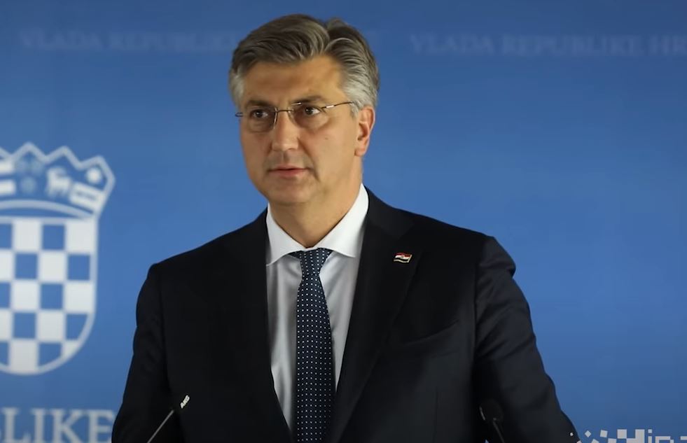 Gađali ga grudvom: Građani Petrinje burno dočekali i izviždali ...