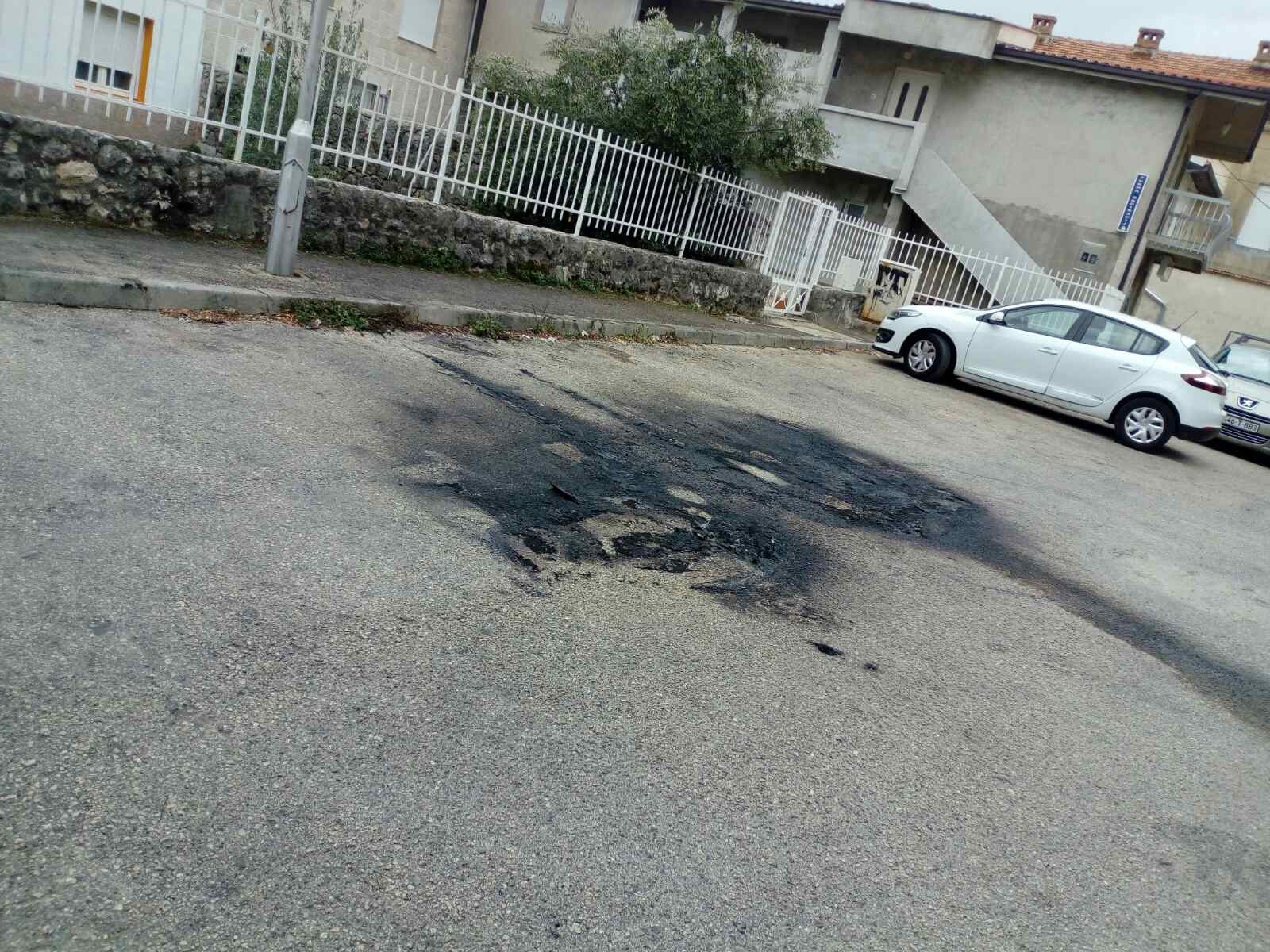 Detalji požara u Trebinju: Izgorio automobil policijskog inspektora, oštećeno još jedno vozilo ...