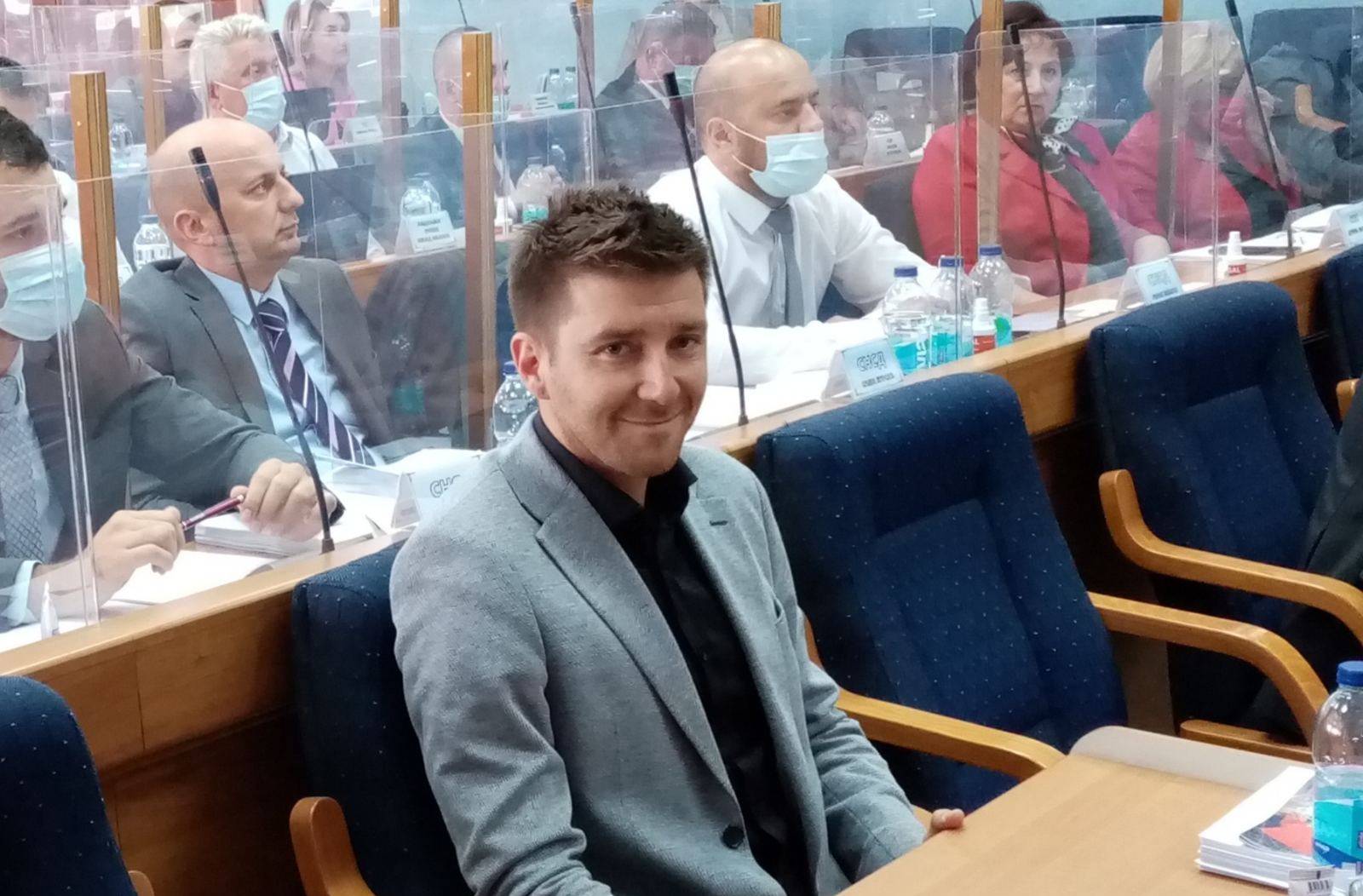 "Stavio sam je zbog snimanja spota" Kovačević o spornoj fotografiji s ...