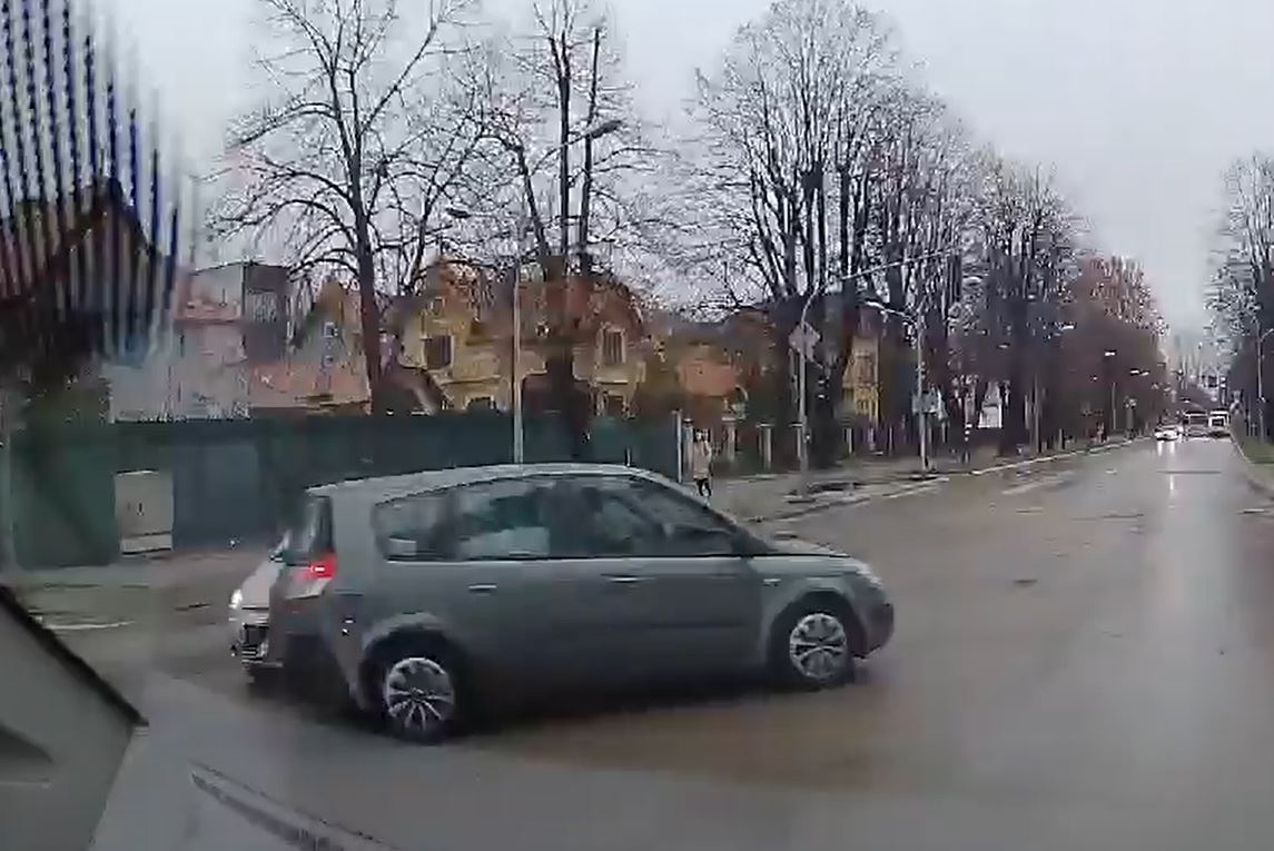 SAOBRAĆAJKA U BANJALUCI Naišao u trenutku sudara i sve snimio, evo kako se desila ova nesreća ...