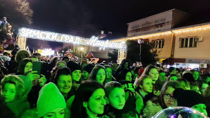 Otvoren Zimski grad Modriča: Građani uživali u koncertma, ukrašeni ...