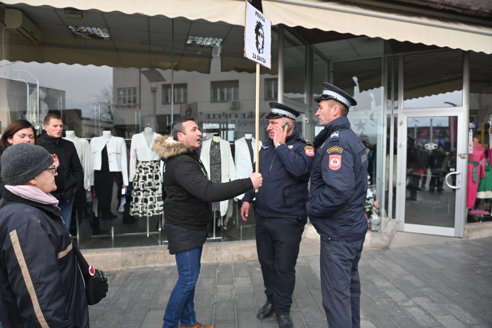 "NEĆE MI ZABRANITI" Davor Dragičević na Trgu Krajine sa transparentom ...