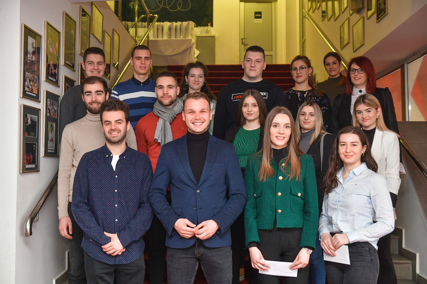 Nagrada za trud: Stanivuković uručio prva rješenja o dodjeli stipendija ...