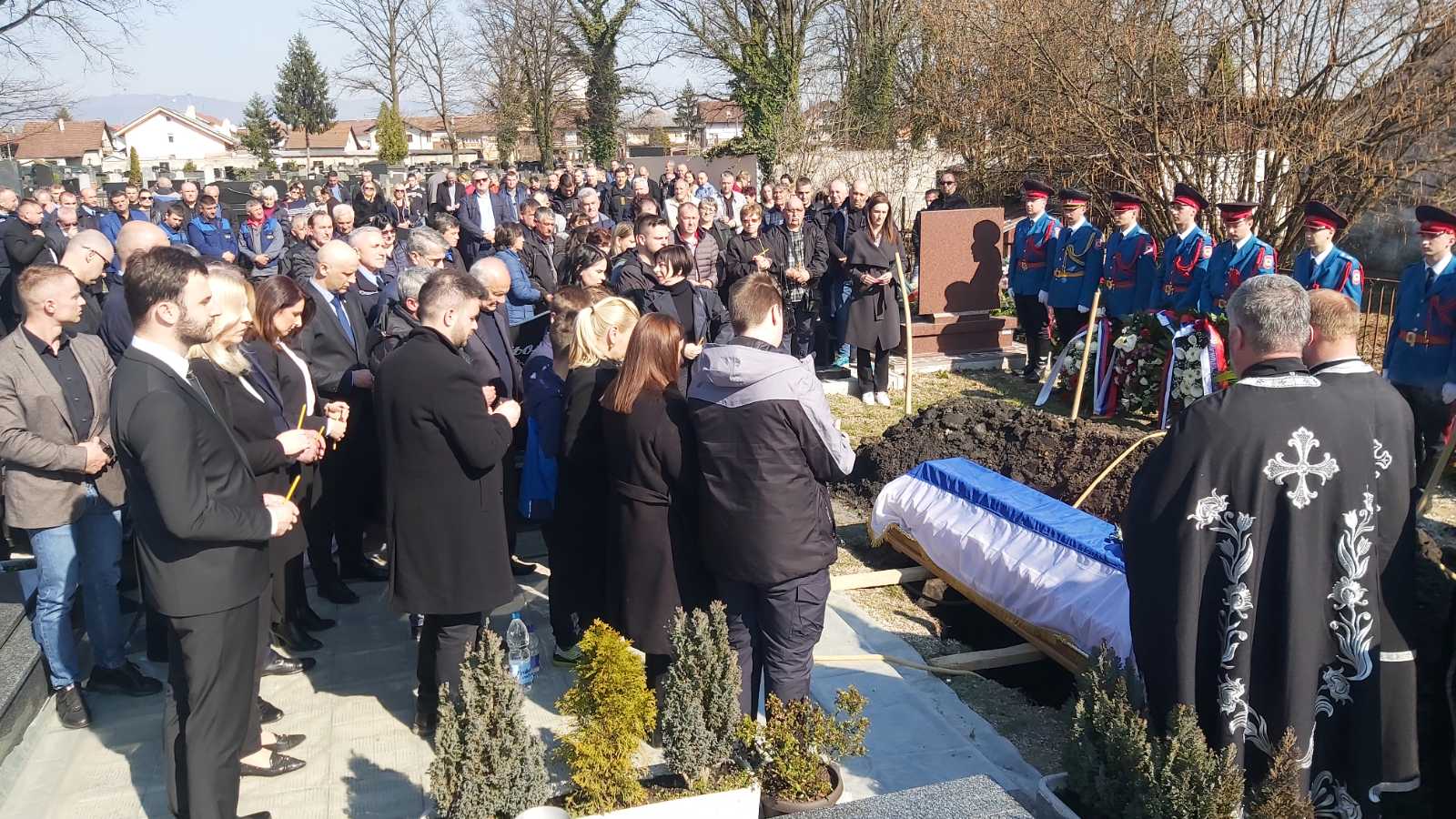 Sahranjen Radenko Bašić: Počasna paljba i jecaji na prijedorskom ...