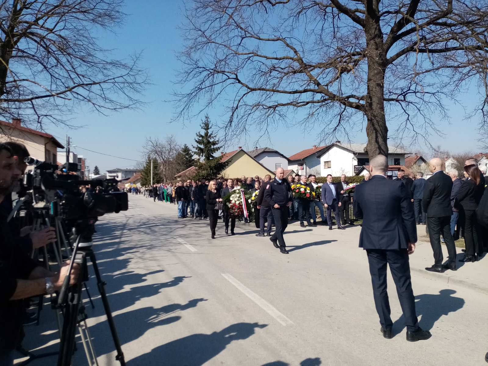 Sahranjen Radenko Bašić: Počasna paljba i jecaji na prijedorskom ...