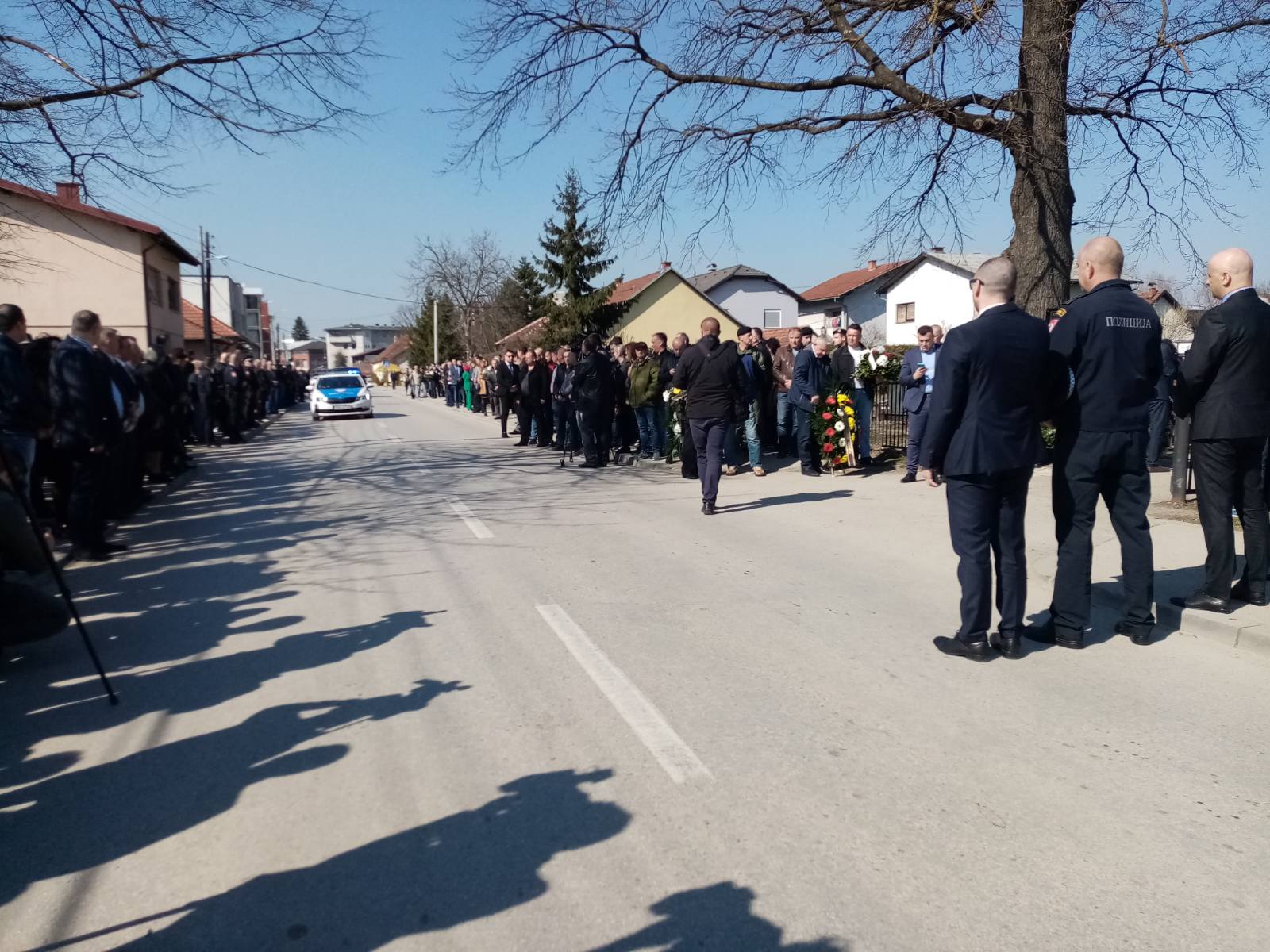 Sahranjen Radenko Bašić: Počasna paljba i jecaji na prijedorskom ...