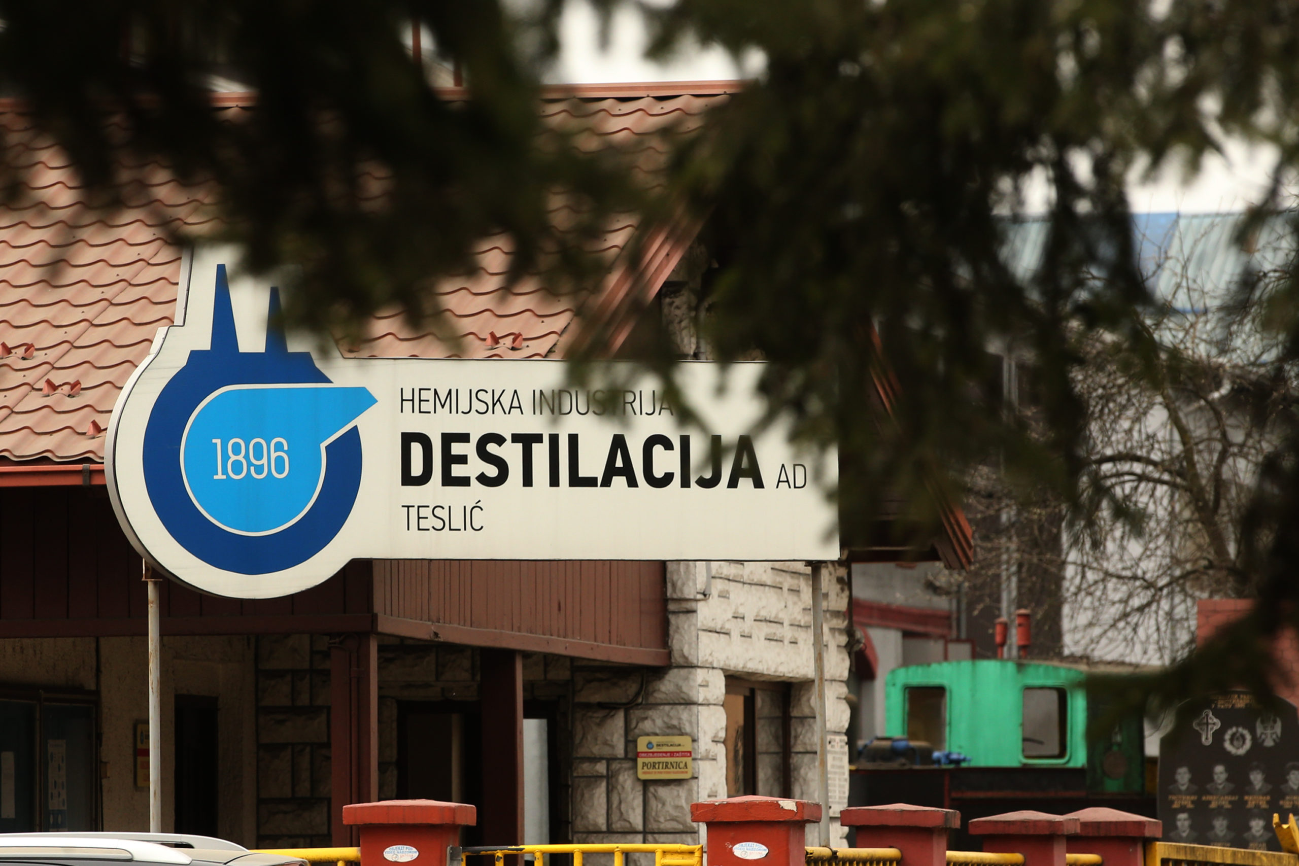 NEMA SIROVINE "Destilacija" Teslić zaustavila trećinu proizvodnje ...