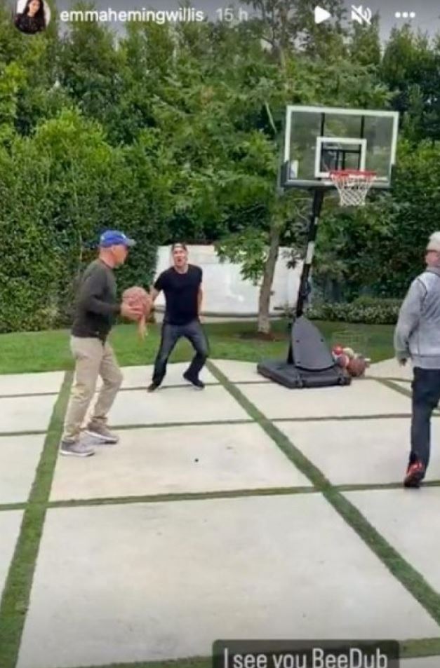 Fanovi oduševljeni: Brus Vilis snimljen kako igra košarku (FOTO ...