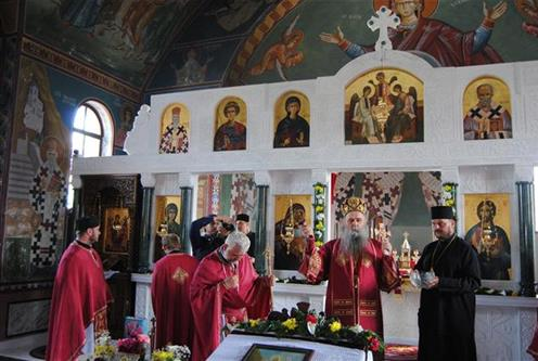 Episkop Fotije služio Svetu arhijerejsku liturgiju: Hram dobio mošti ...