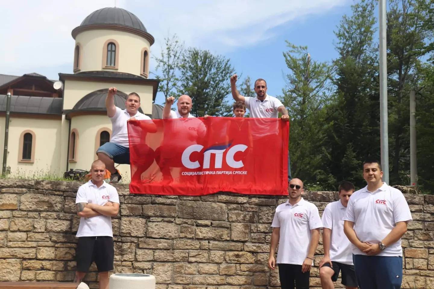 Mladi SPS u akciji: Uređenje i košenje dvorišta manastira Medna (FOTO ...