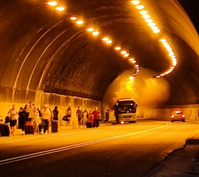 "Sve je oko nas bilo u dimu i teško se disalo" Zapalio se autobus pun putnika na putu ka Crnoj ...