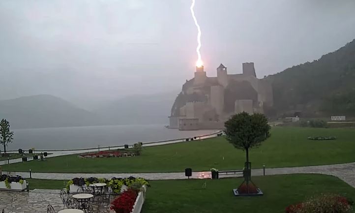 Šta raditi ako nas uhvati grmljavina u automobilu ili na biciklu