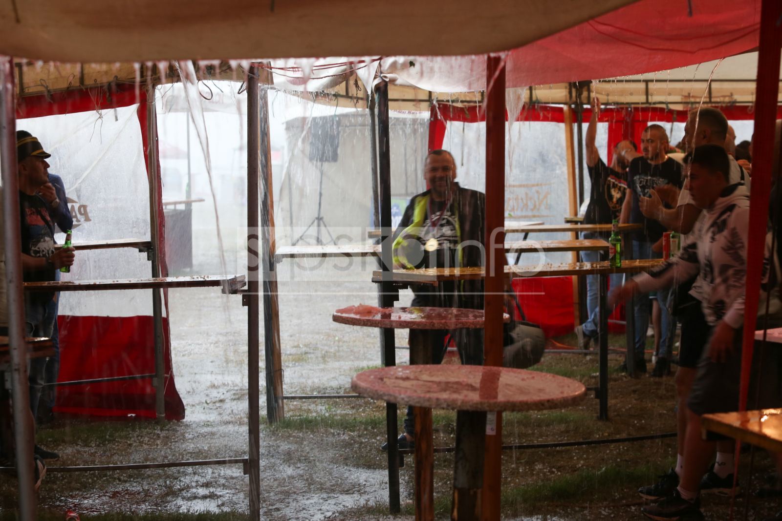 Potop na Manjači: Udario pljusak i grad, šatori na Kočićevom zboru pod ...